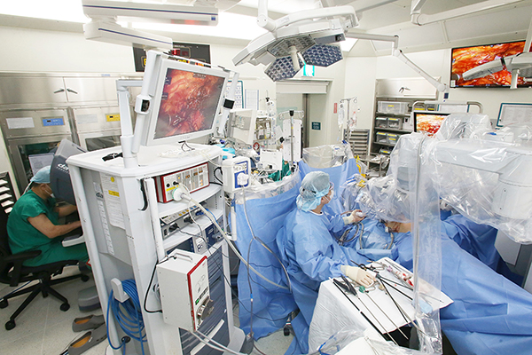 AMC performs its 20,000th robotic surgery, improving patient safety ...