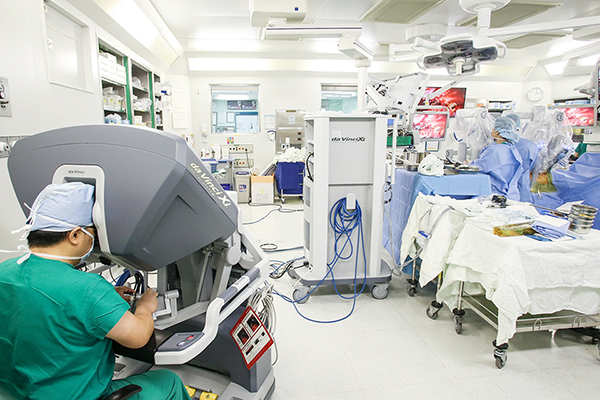 AMC successfully performs Korea’s first robotic surgery for thoracic ...
